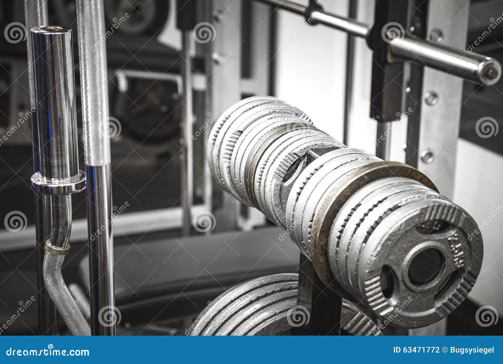 Pesi in Una Palestra Su Uno Scaffale Fotografia Stock - Immagine di ...