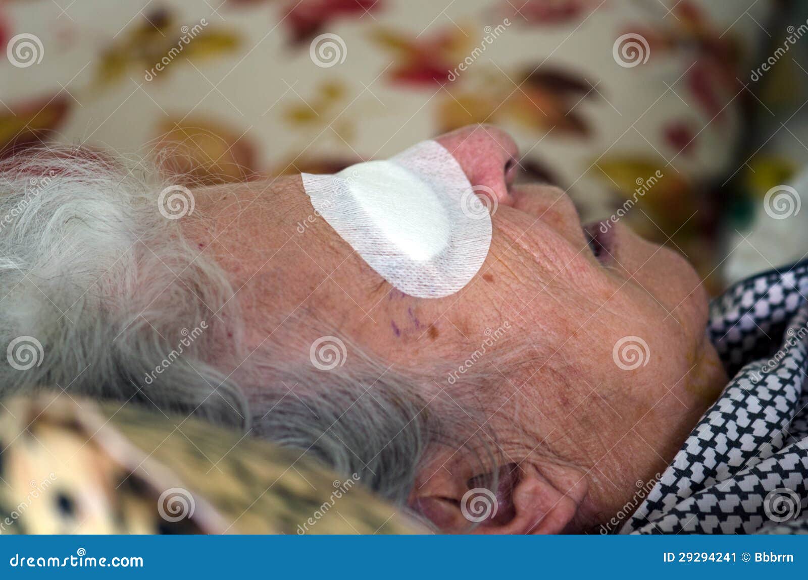 Pessoa doente na cama imagem de stock. Imagem de pessoa - 29294241