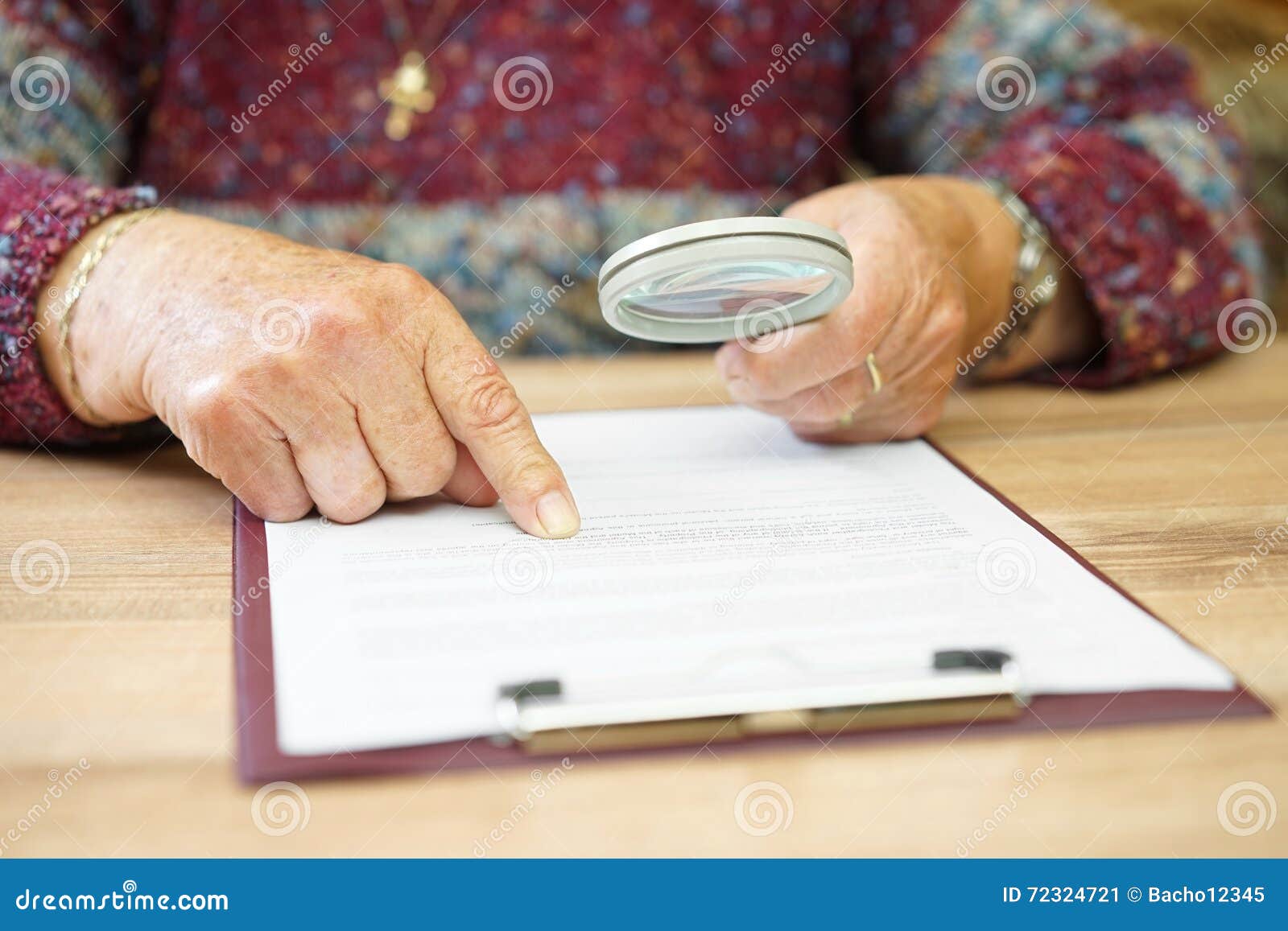 Pessoa Idosa Com Lupa Que Verifica O Original Imagem de Stock - Imagem ...