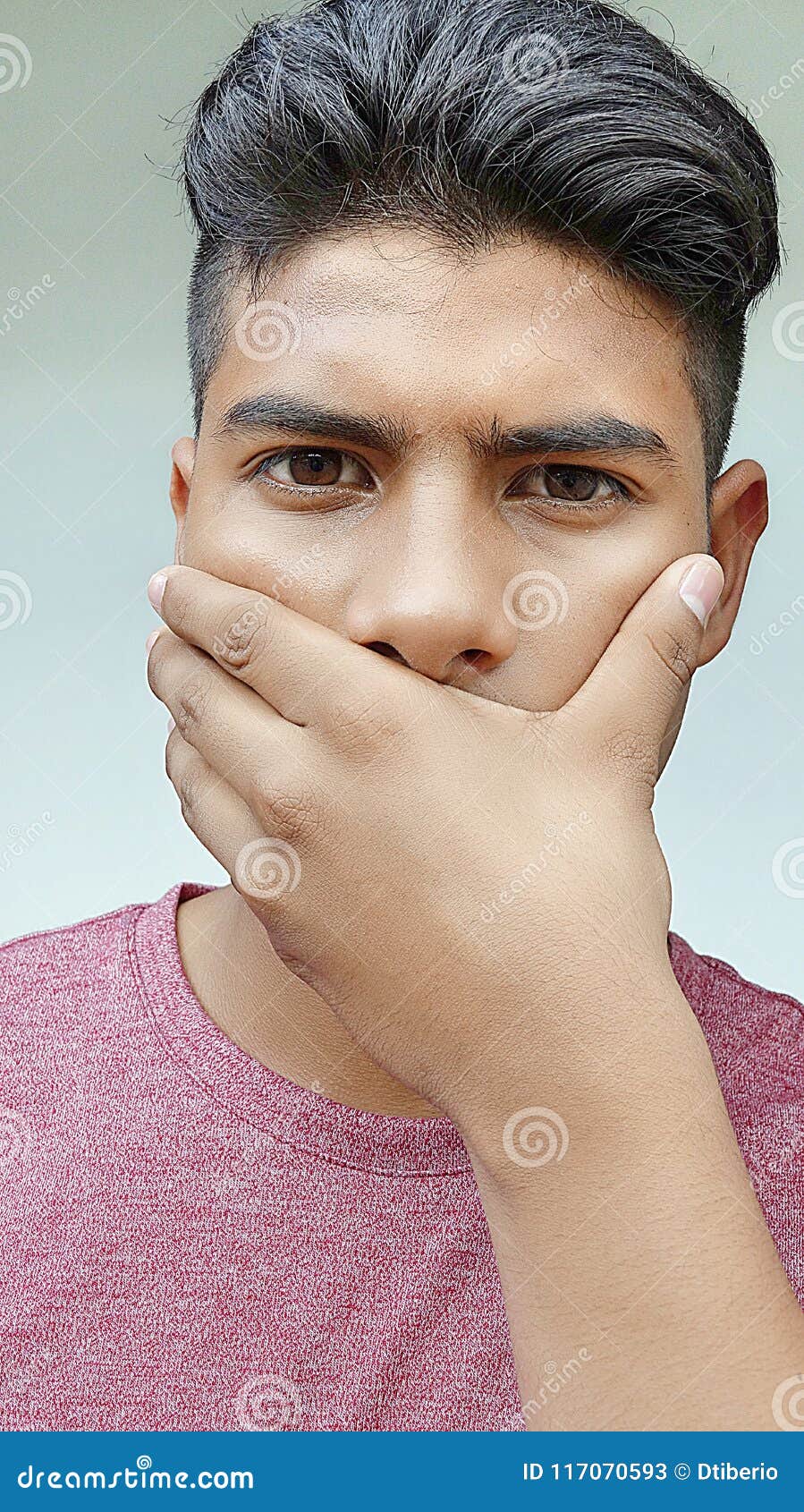 Pessoa quieta do Latino imagem de stock. Imagem de latino - 117070593