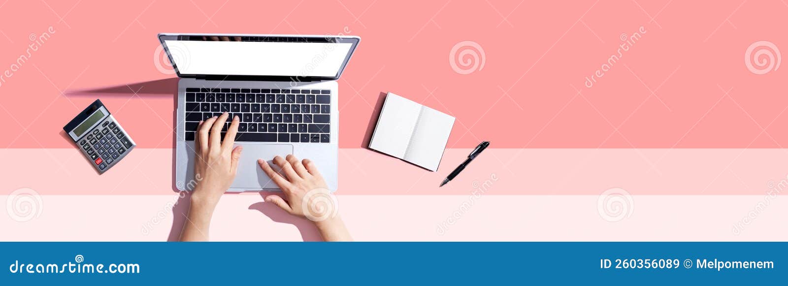 Pessoa Usando Um Laptop Com Um Notebook Imagem de Stock - Imagem de ...