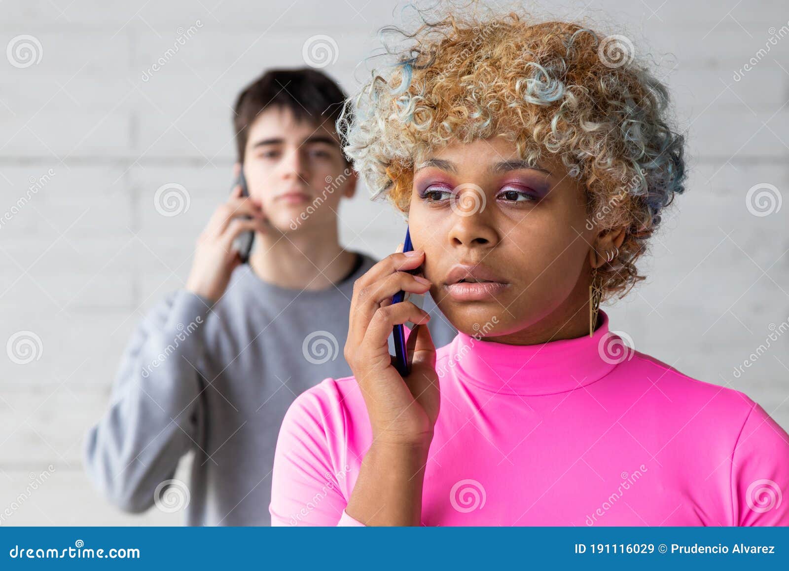 Pessoas Falando No Telefone Celular Imagem de Stock - Imagem de homens ...
