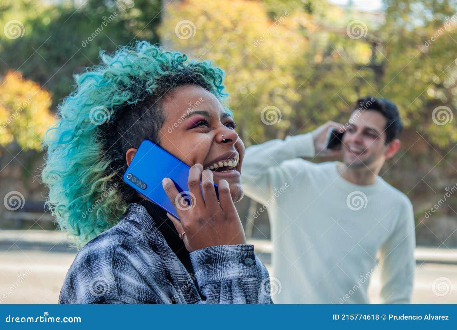 Pessoas Falando No Telefone Celular Na Rua Foto de Stock - Imagem de ...