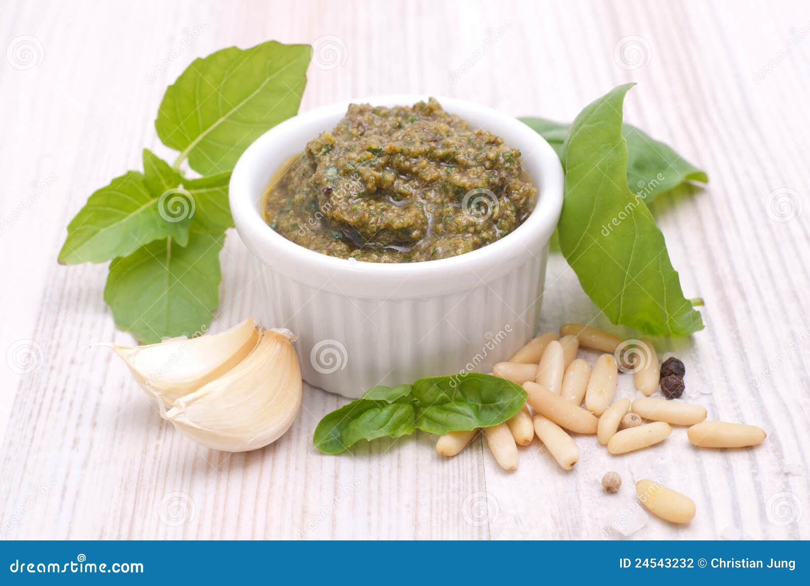 Pesto fresco foto de archivo. Imagen de pimienta, hoja - 24543232