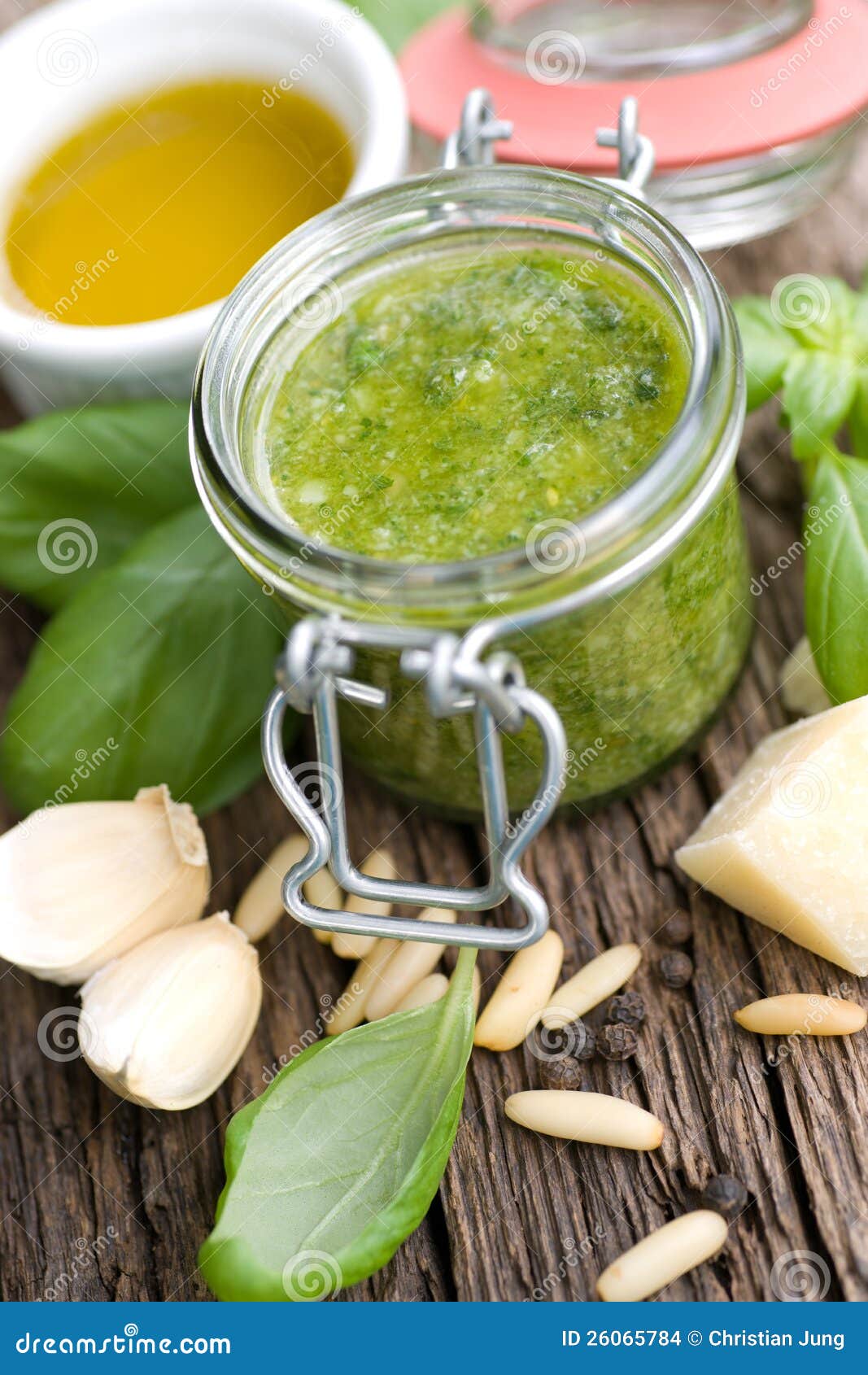 Pesto verde fresco foto de archivo. Imagen de albahaca - 26065784