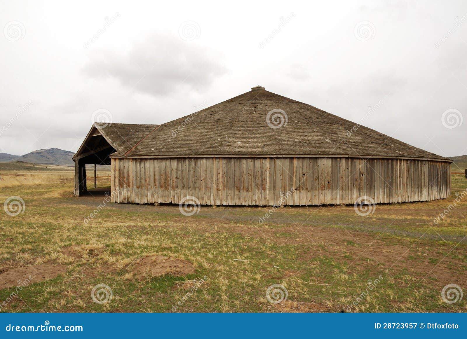 Peter French Round Barn stock image. Image of agriculture - 28723957