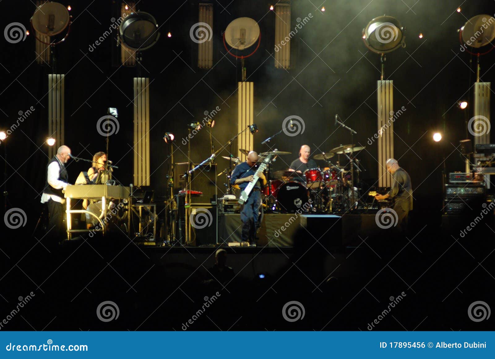 Peter Gabriel in Concert editorial photo. Image of head - 17895456