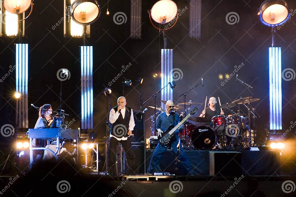 Peter Gabriel in Concert editorial image. Image of acoustic - 17895480