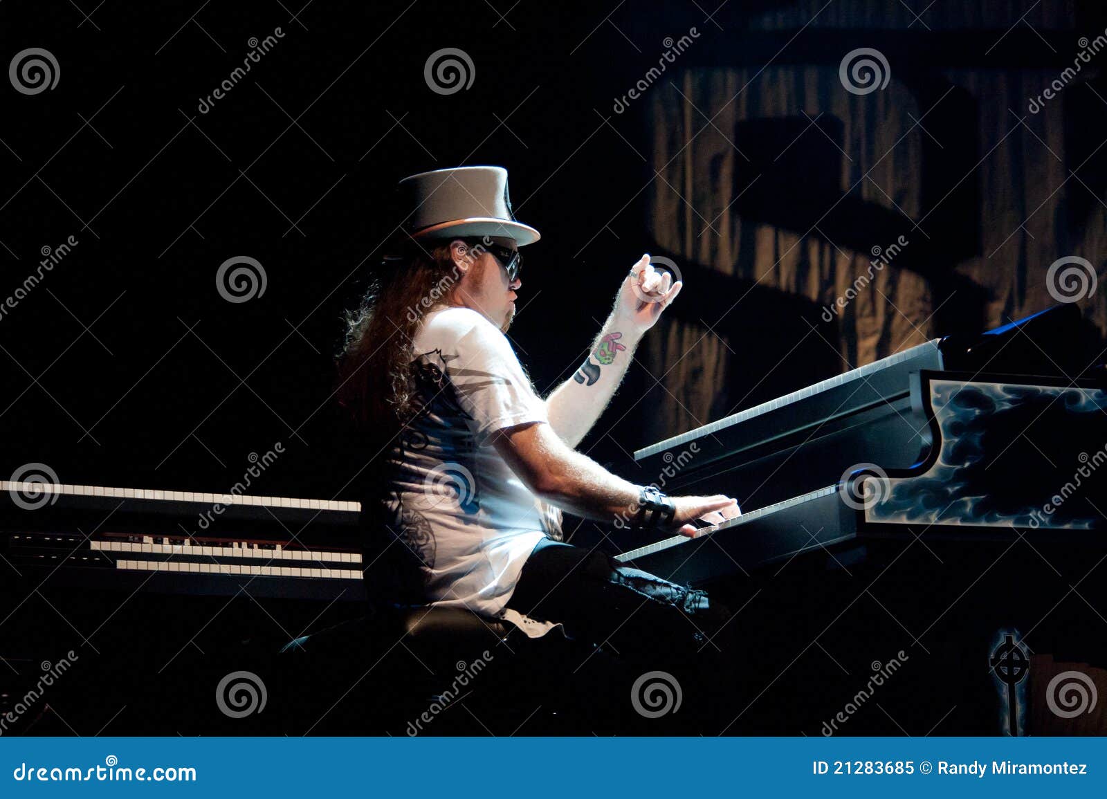 Peter â€œKeysâ€ Pisarczyk editorial image. Image of skynyrd - 21283685