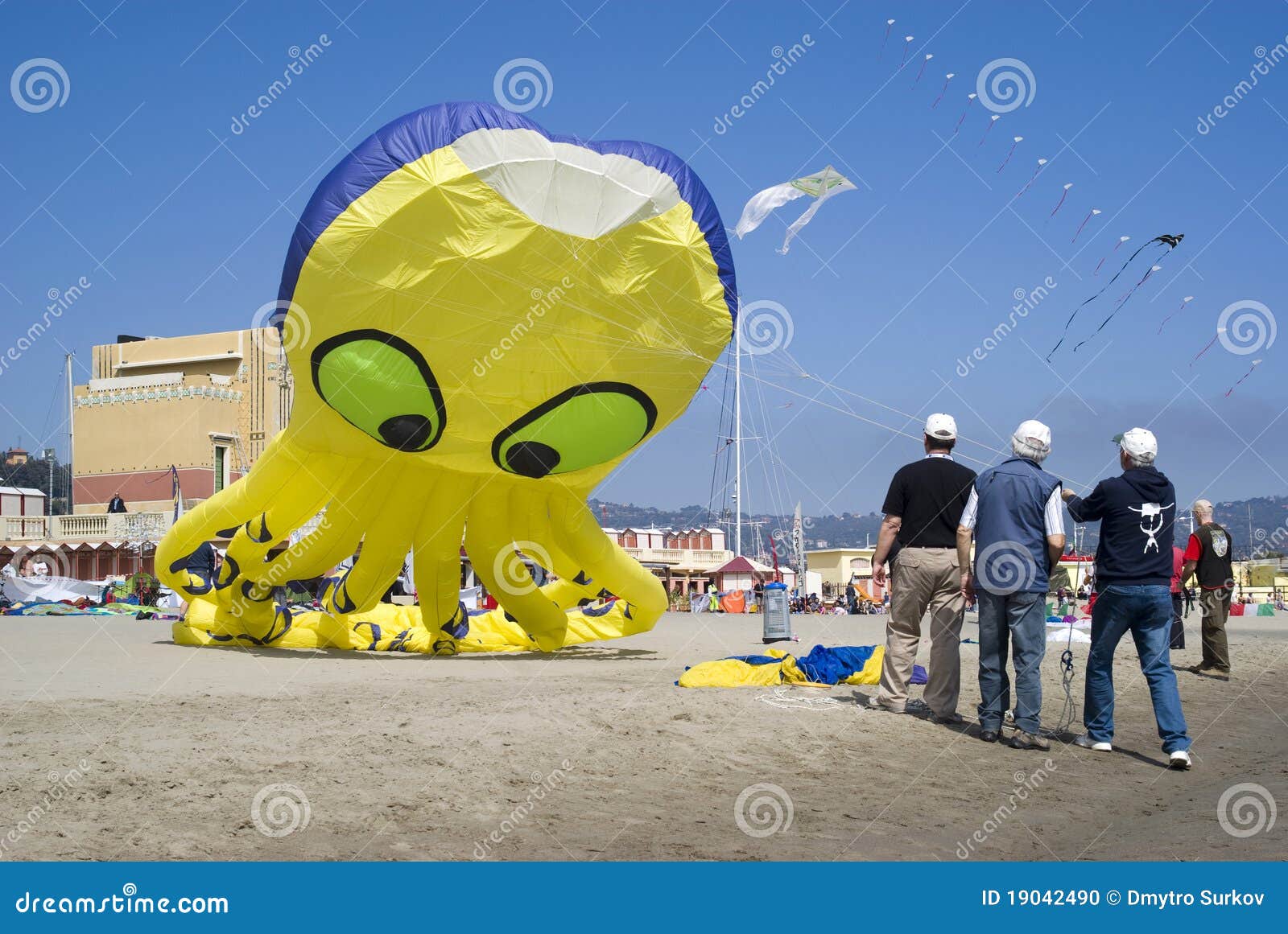 Peter Lynn-octopus editorial image. Image of high, festival - 19042490
