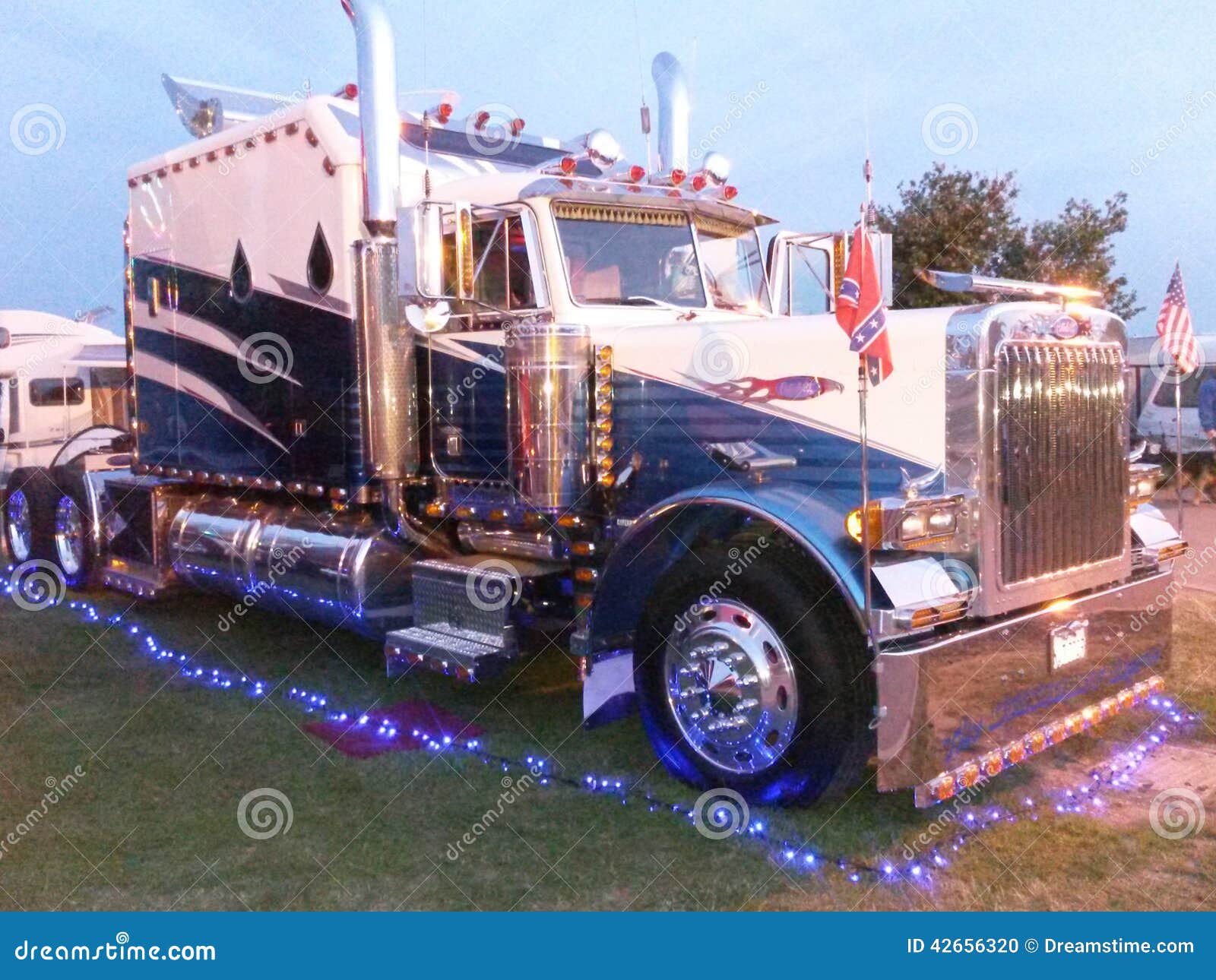 Peterbuilt lastbil arkivfoto. Bild av amerikansk, lastbil - 42656320