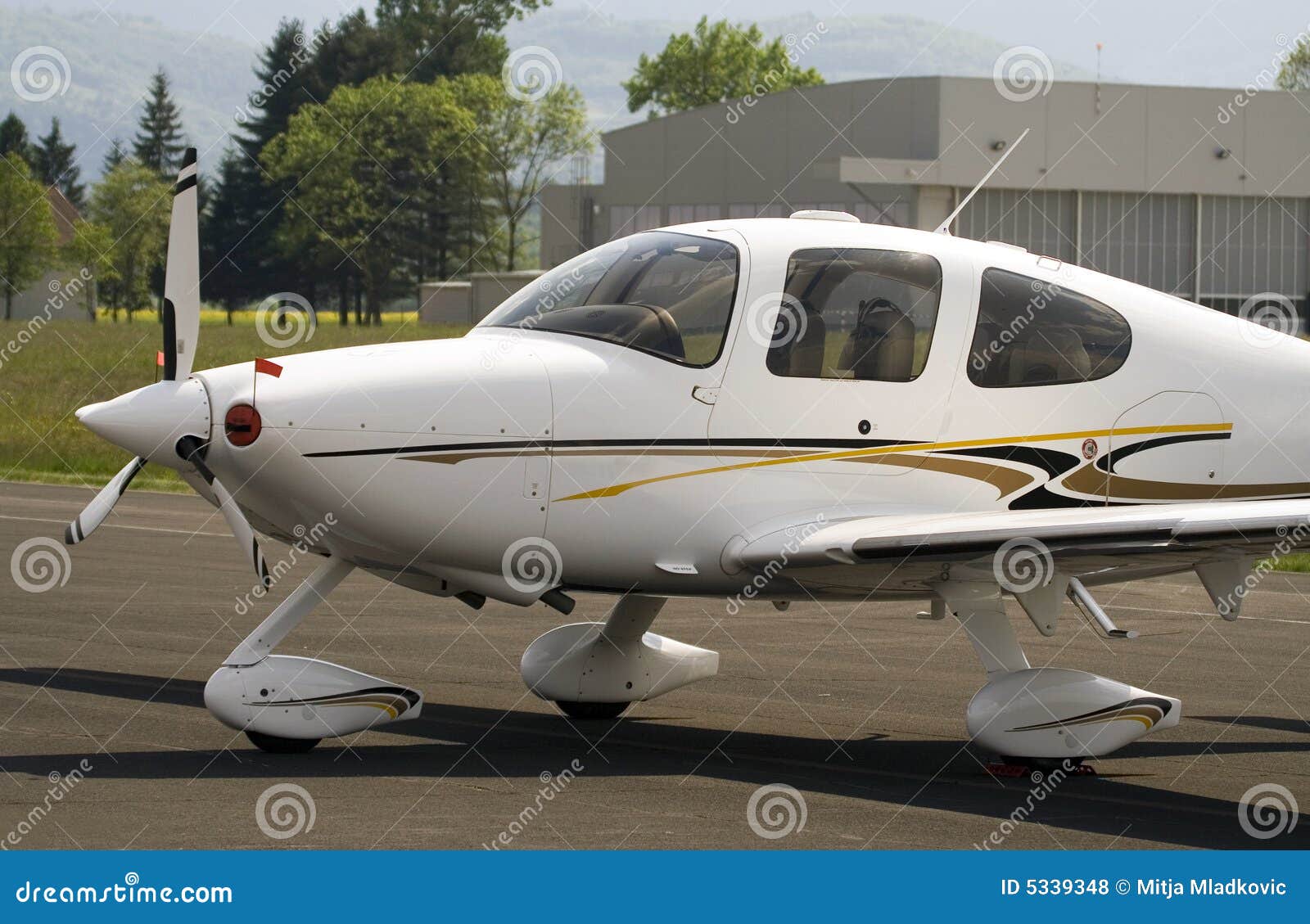 Petit avion photo stock. Image du charte, aéroport, course - 5339348