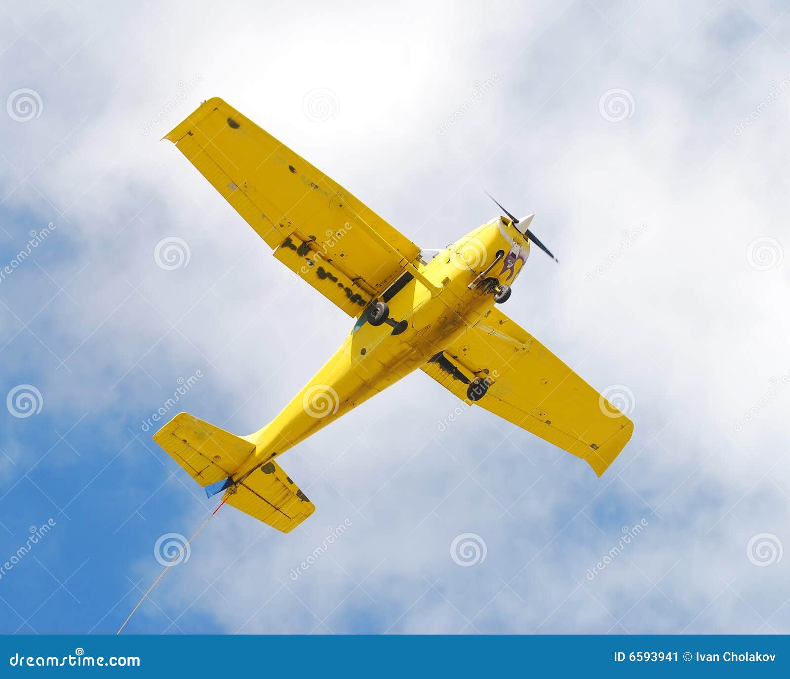 Petit avion jaune image stock. Image du midair, ciel, lumineux - 6593941