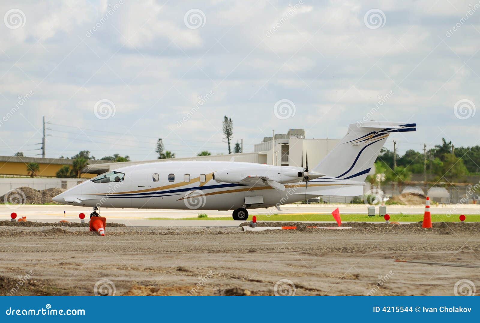 Petit avion stationnaire photo stock. Image du piste, privé - 4215544