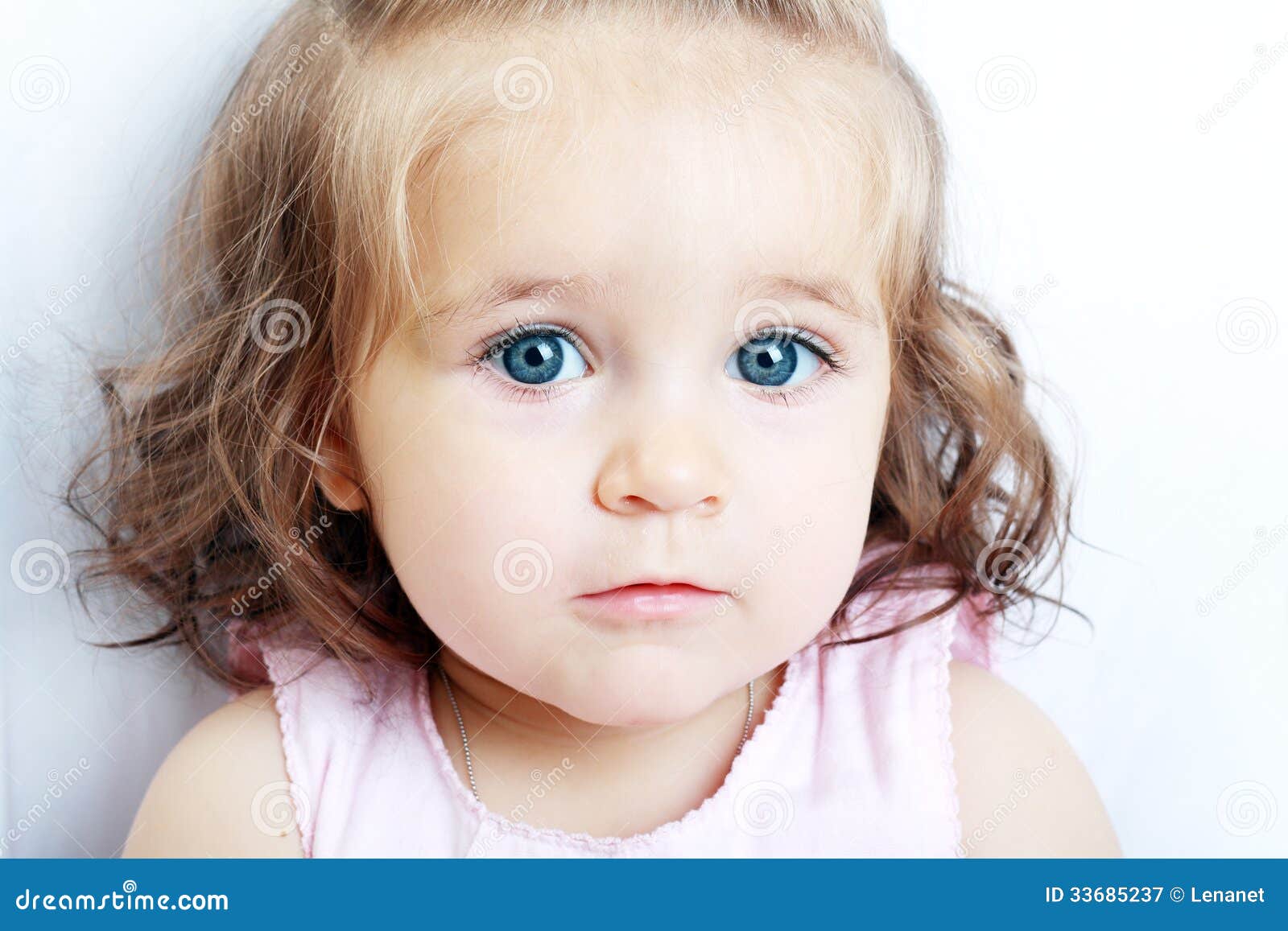 Petit bébé image stock. Image du durée, neuf, curieux - 33685237