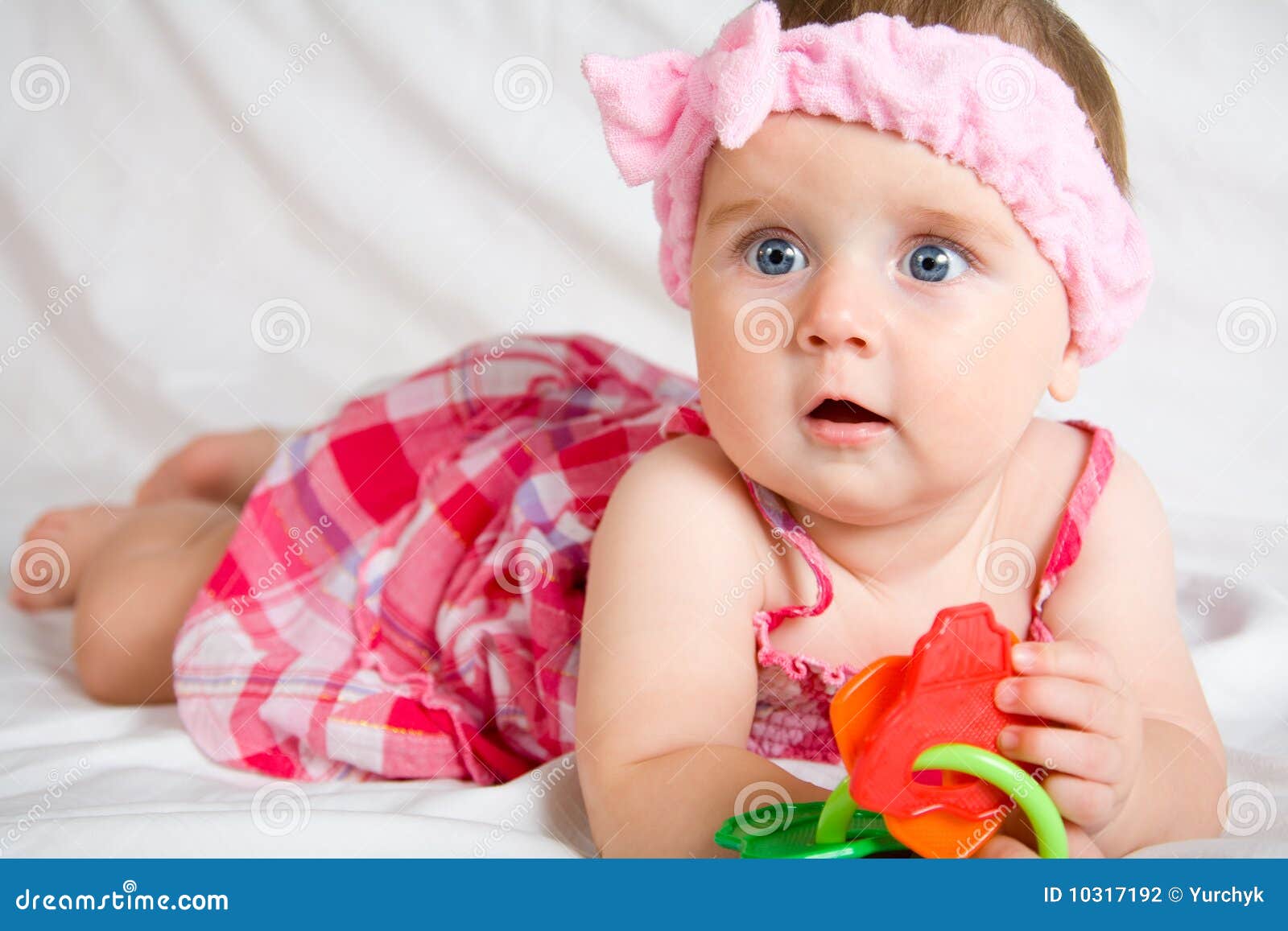 Petit bébé mignon photo stock. Image du fille, vêtement - 10317192