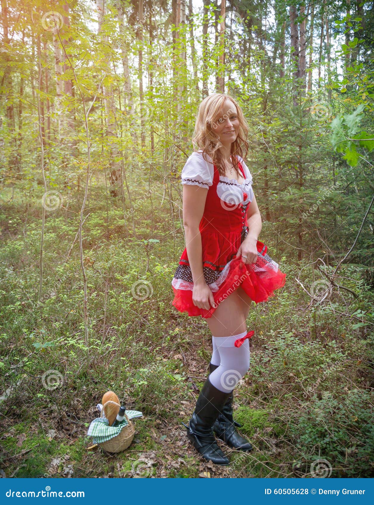 Petit Capuchon Rouge Frivole Photo stock - Image du capot, scénique ...