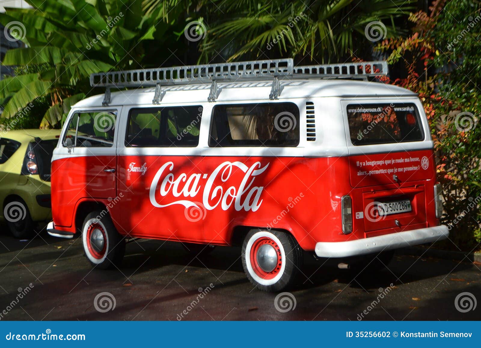 Petit coca-cola de minibus photographie éditorial. Image du minibus ...