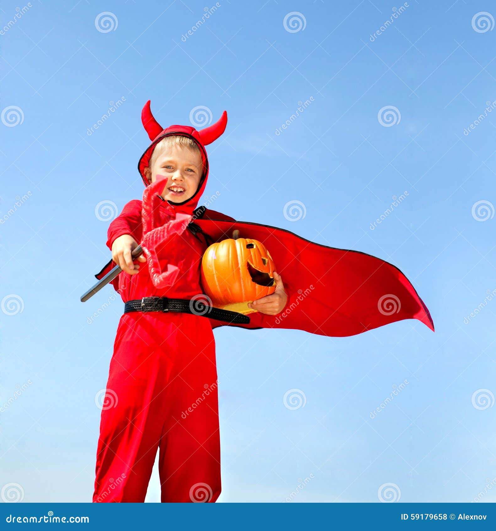 Petit Diable Rouge Se Tenant Avec Trident Photo stock - Image du bleu ...