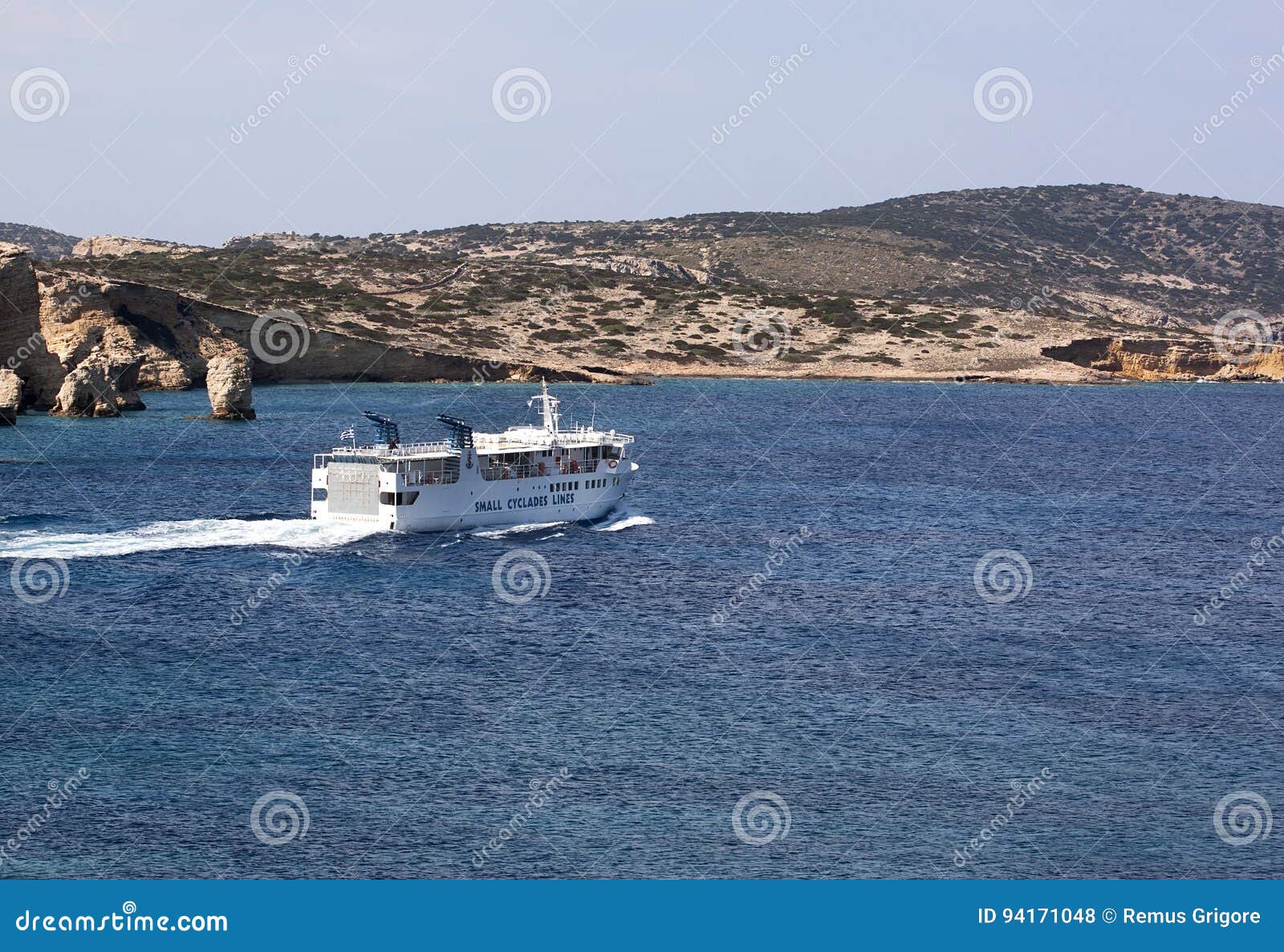 Petit ferry dans Cyclades photo stock éditorial. Image du course - 94171048