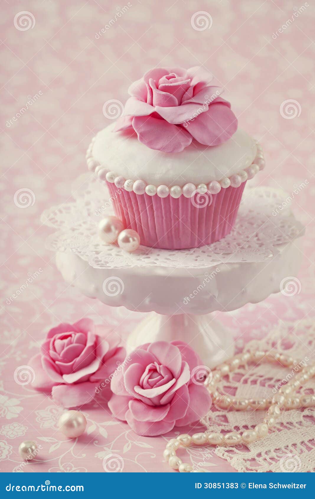 Petit Gâteau Avec La Fleur Rose Image stock - Image du givrage, givré ...