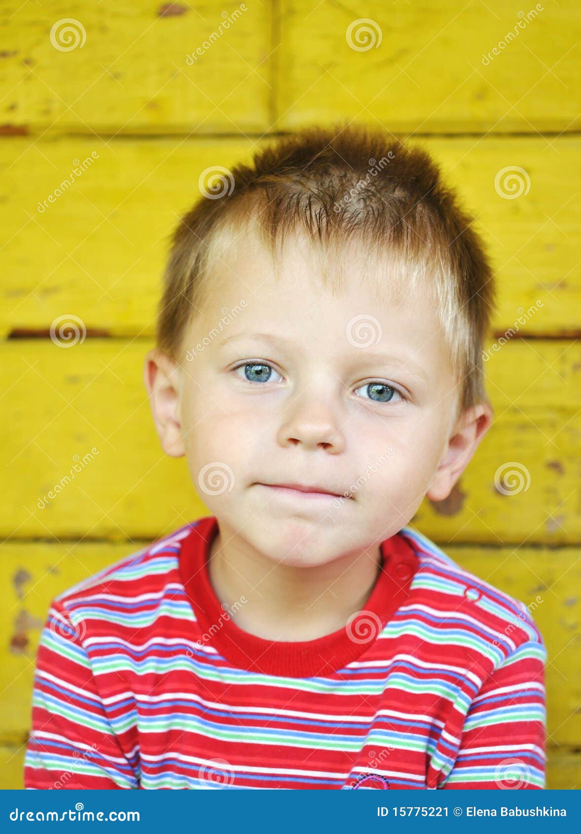 Petit garçon image stock. Image du brique, jaune, fond - 15775221