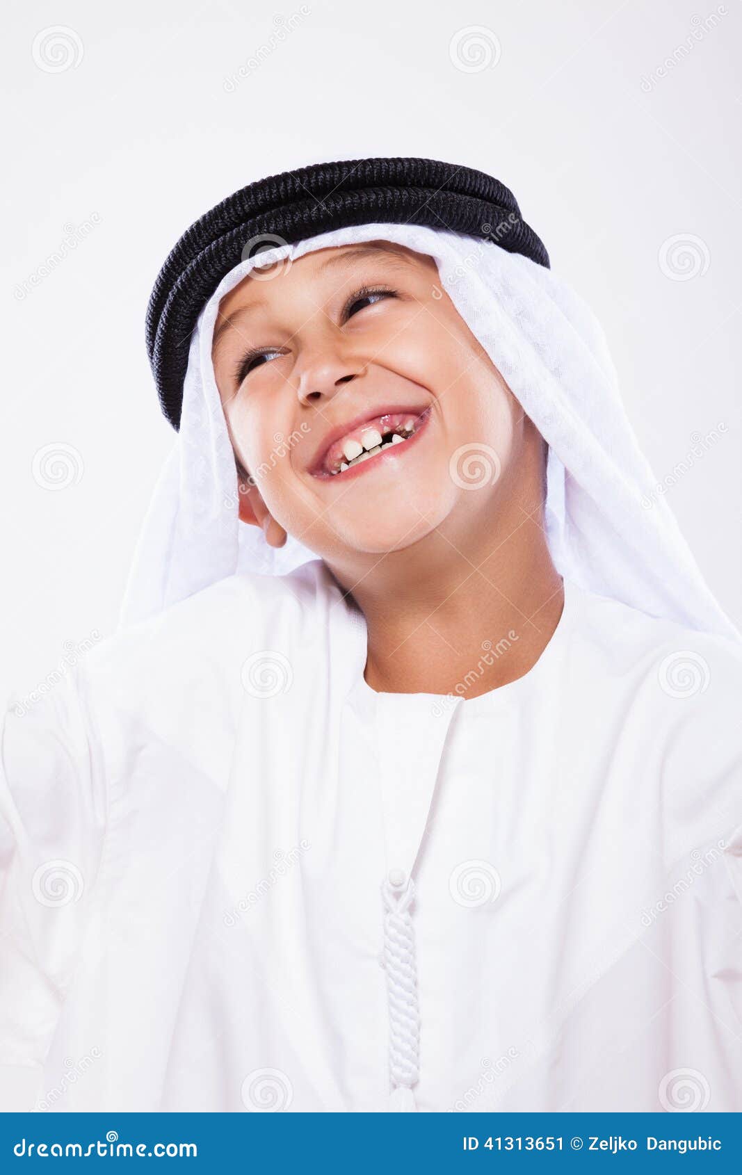 Petit garçon arabe image stock. Image du enfants, moyen - 41313651