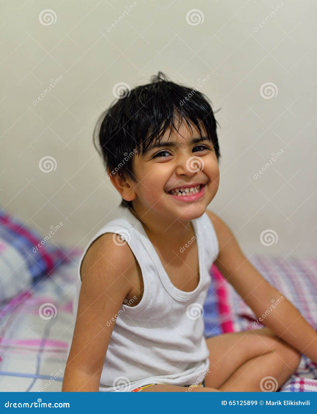 Petit garçon heureux image stock. Image du masculin, regarder - 65125899