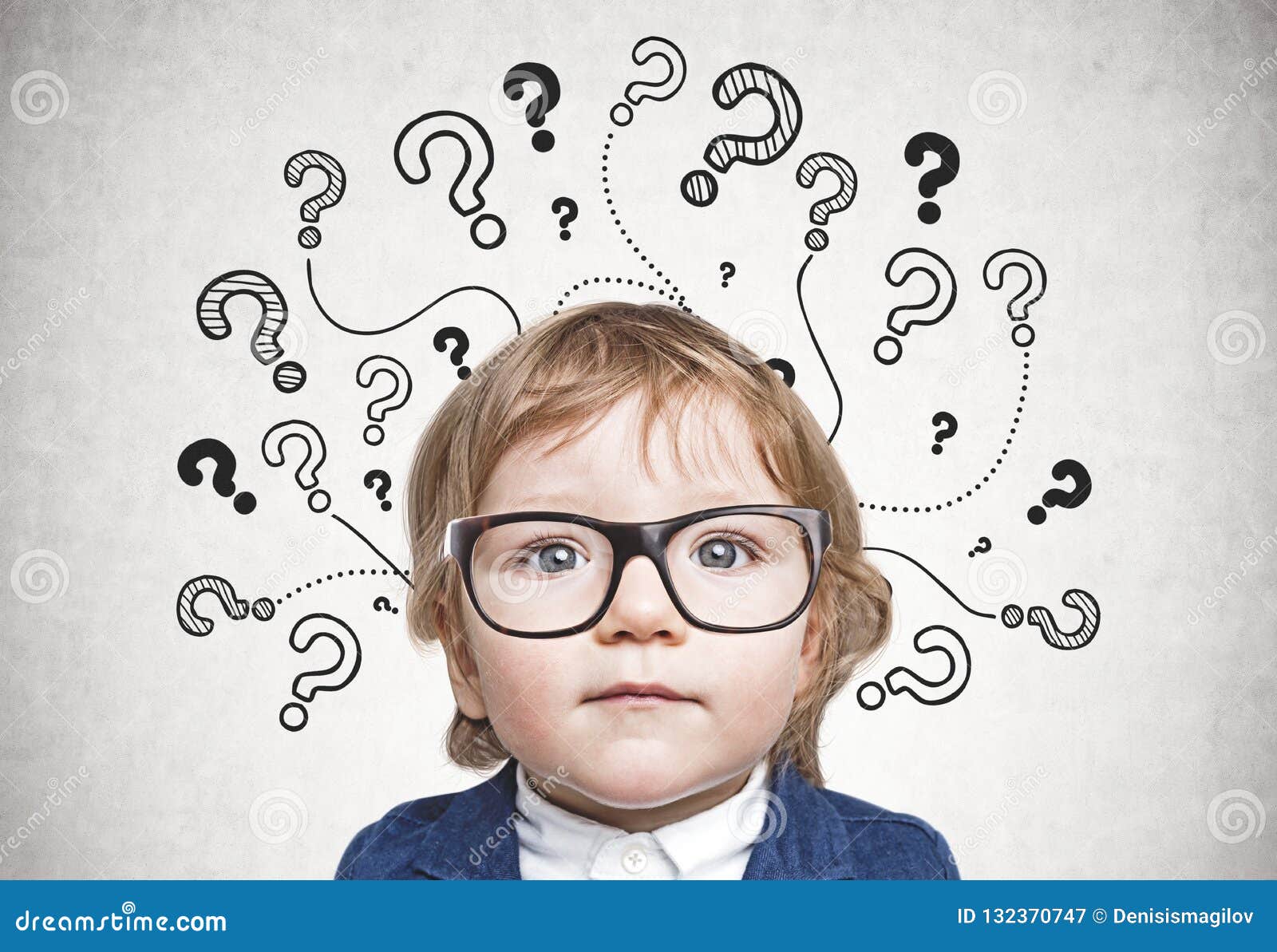Petit Garçon Mignon En Verres, Point D'interrogation Image stock ...