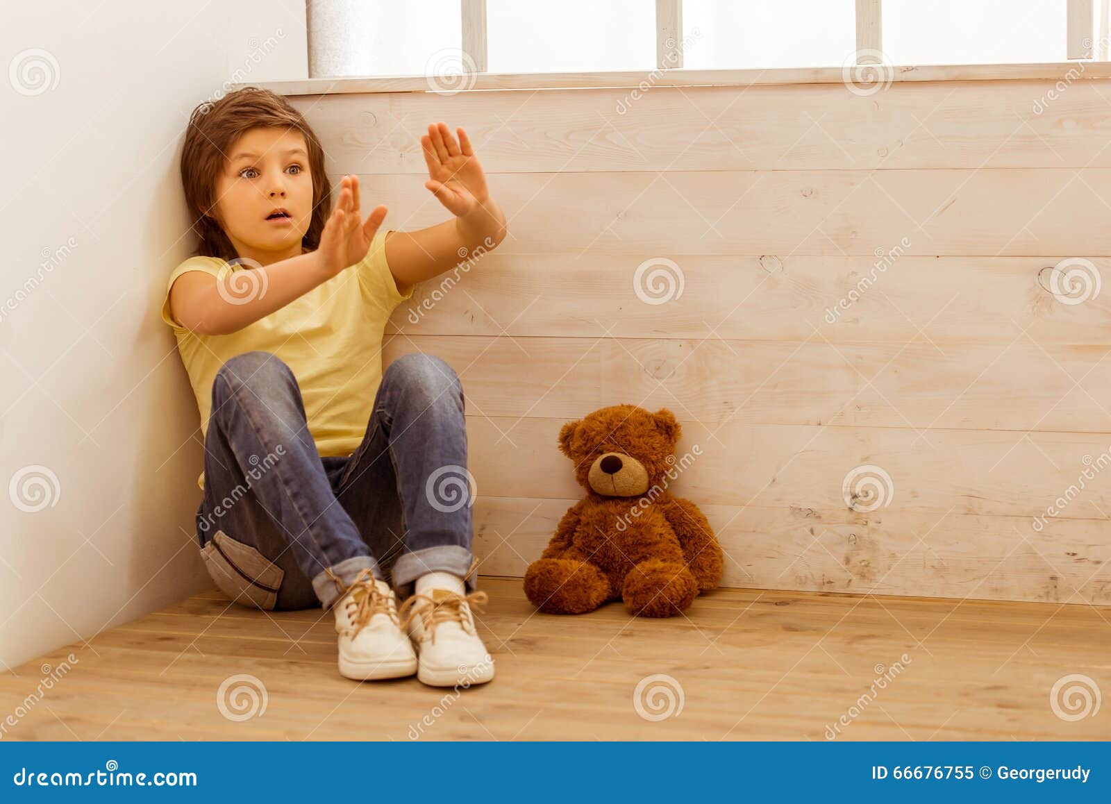 Petit garçon puni image stock. Image of problème, occasionnel - 66676755