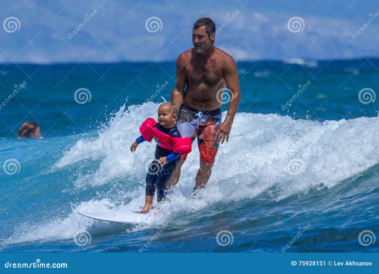 Petit Garçon Surfant Sur Maui Photo éditorial - Image du type, surfer ...