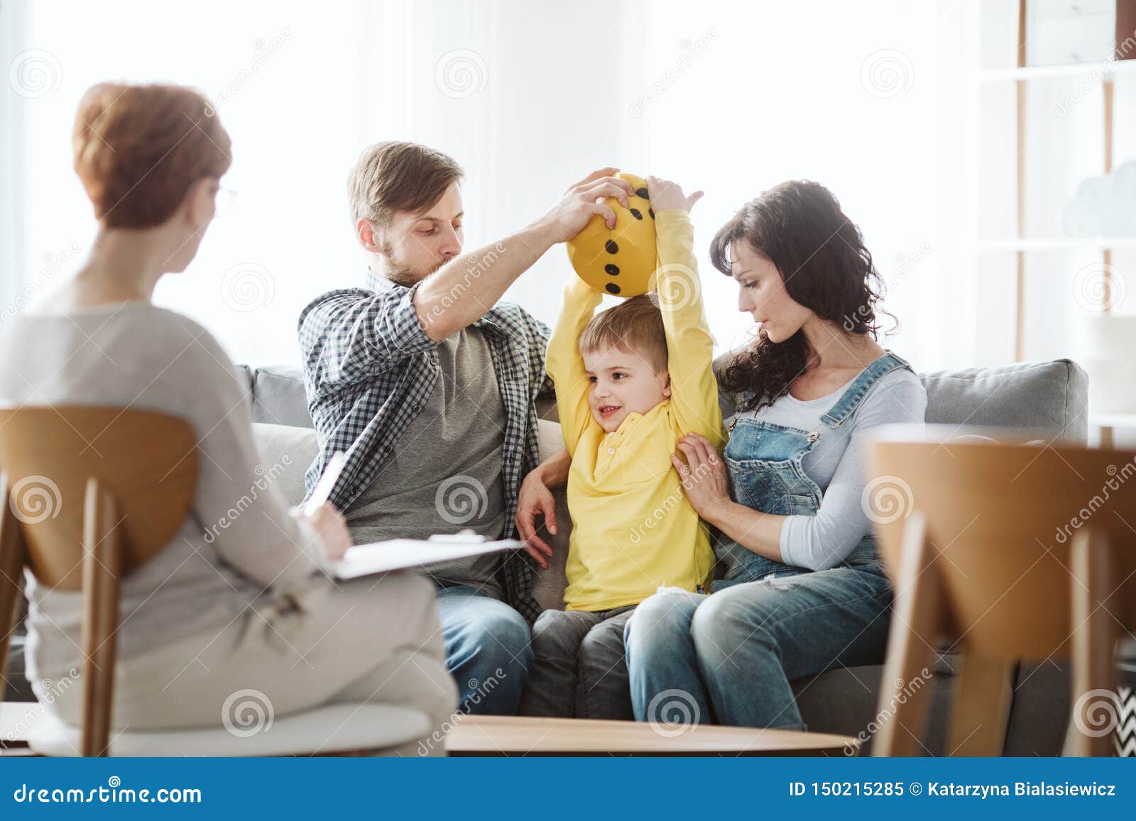 Petit Gar?on Mignon Avec ADHD Pendant La Session Avec Le Th?rapeute ...