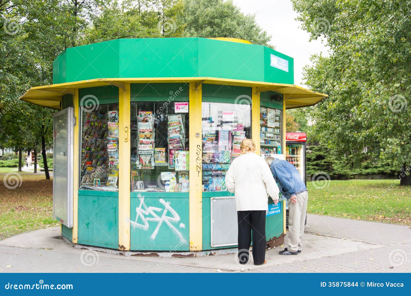 Petit kiosque image stock éditorial. Image du arbres - 35875844