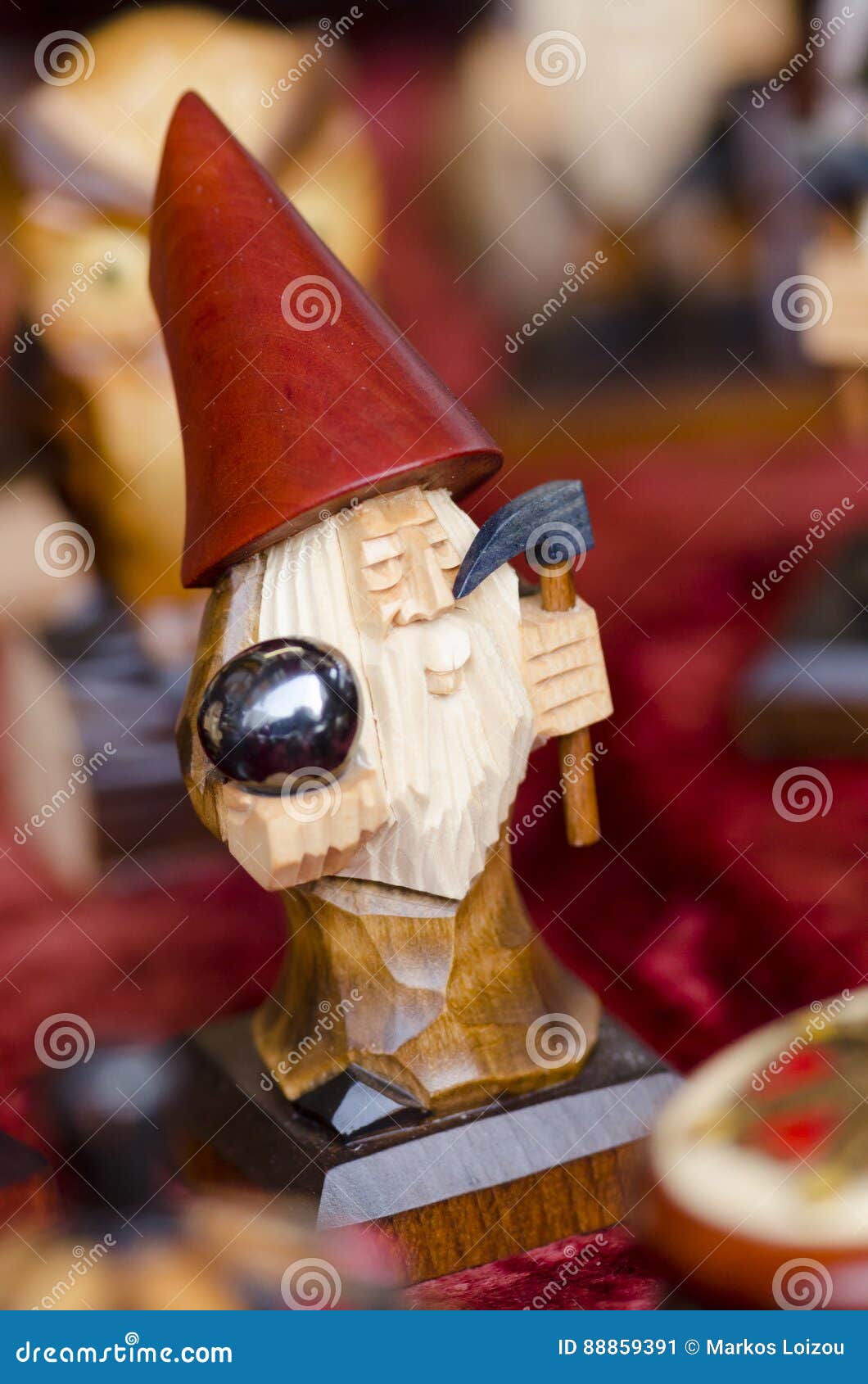 Petit nain avec la hache image stock. Image du voyance - 88859391