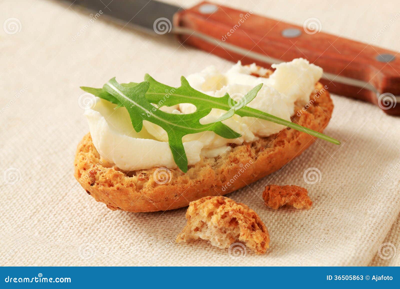 Petit Pain Croquant Avec La Diffusion De Fromage Image stock - Image du ...