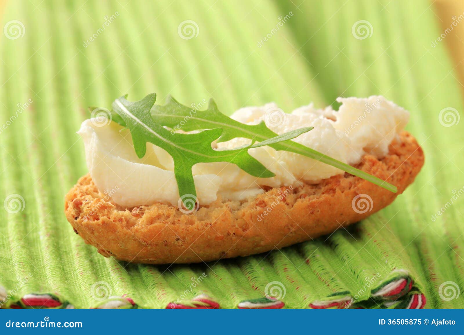 Petit Pain Croquant Avec La Diffusion De Fromage Image stock - Image du ...