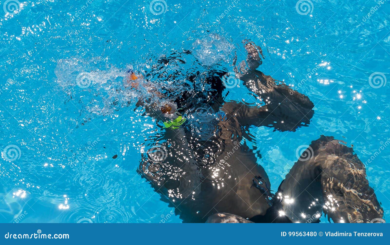 Petit Plongeur Dans La Piscine Sous L'eau Photo stock - Image du ...
