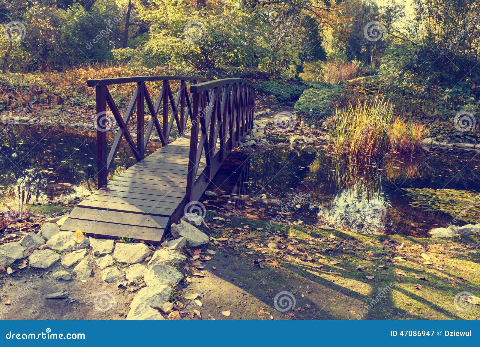 Petit pont image stock. Image du stationnement, ruisseau - 47086947