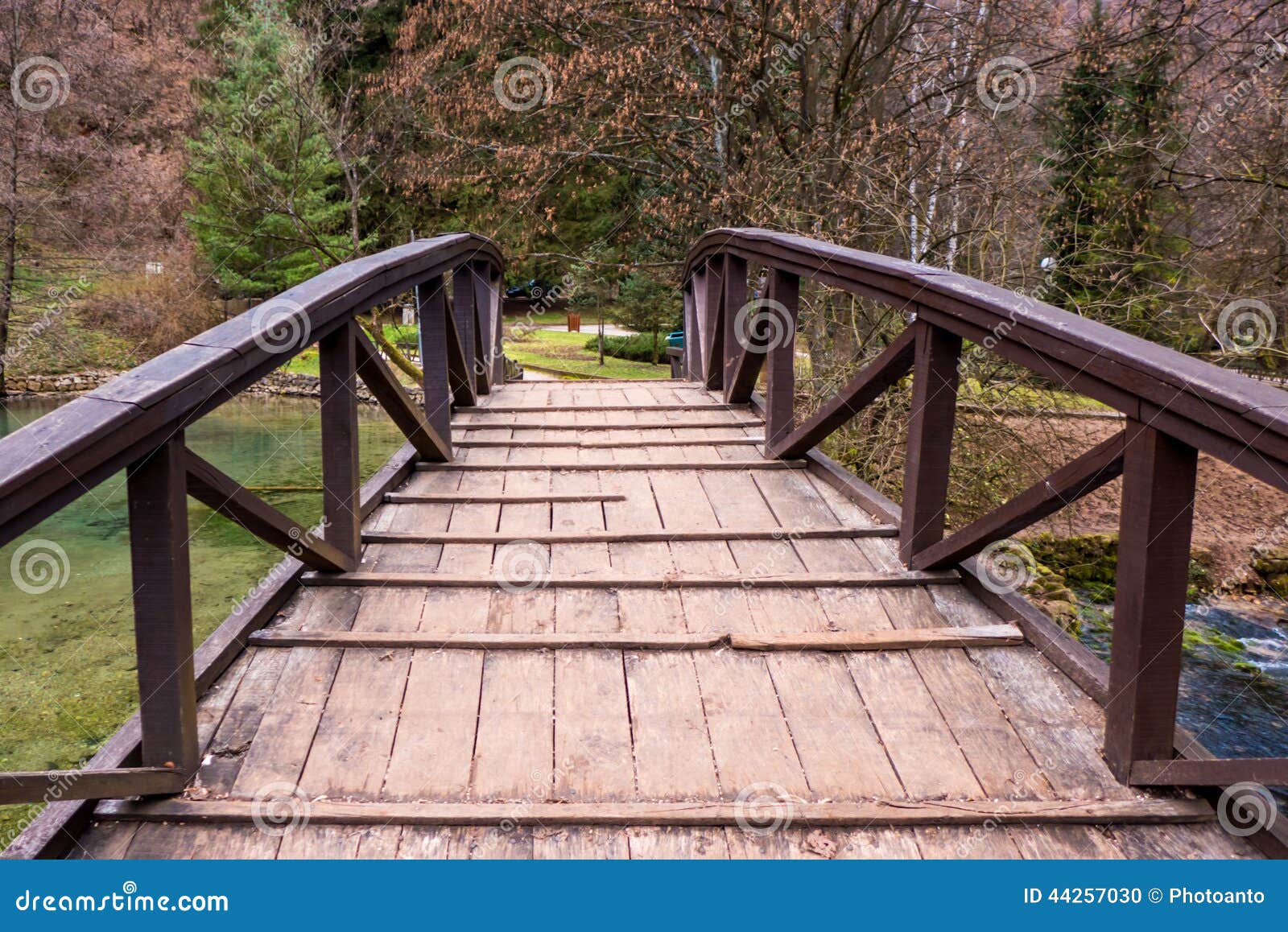 Petit pont en bois photo stock. Image du extérieur, nature - 44257030