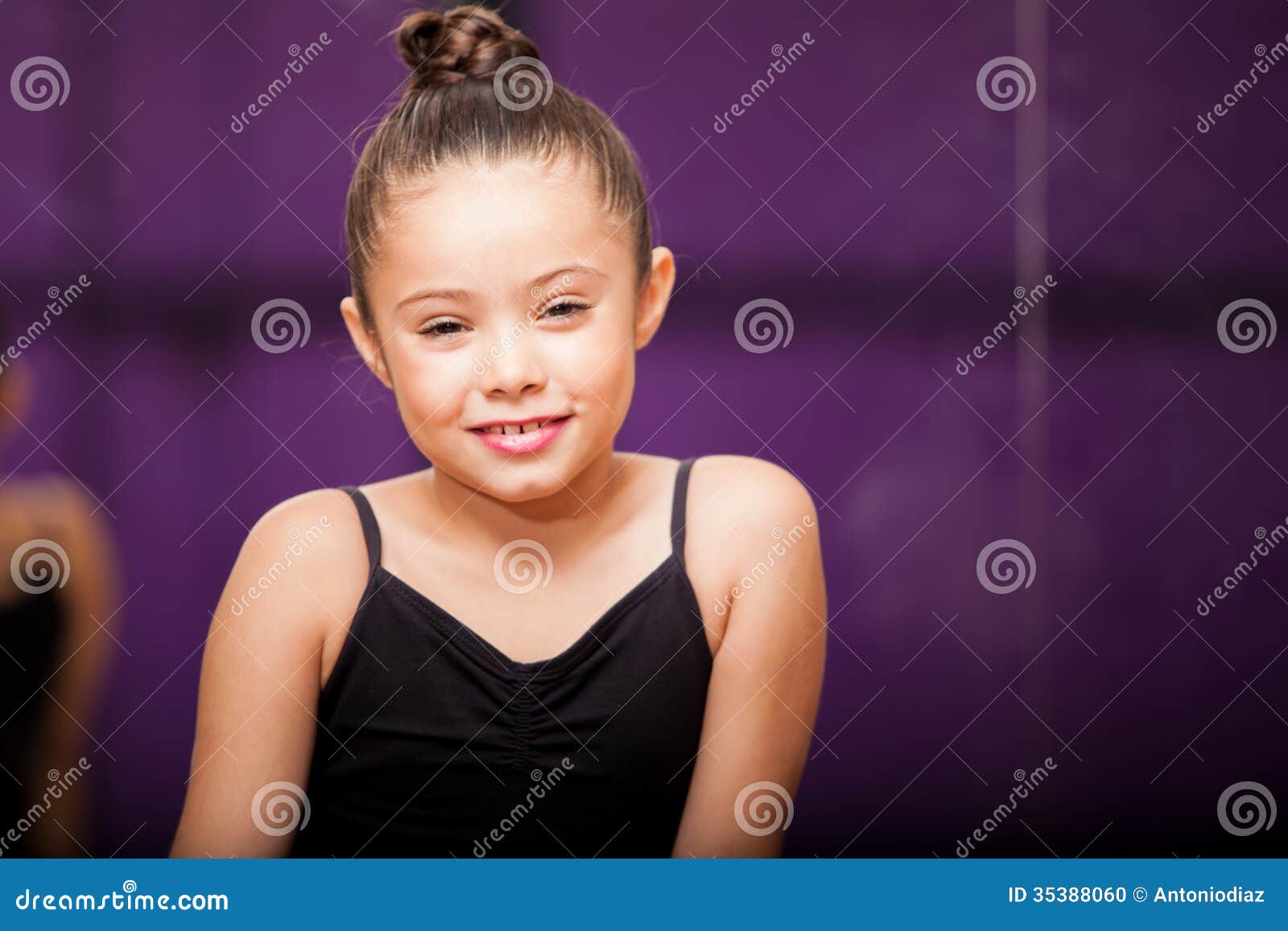 Petit Sourire Mignon De Danseur Photo stock - Image du sourire, brune ...