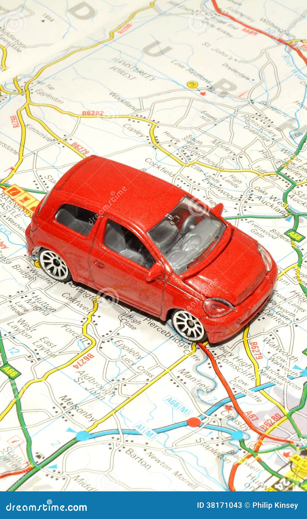 Petit Toy Car on Road Map image stock. Image du itinéraire - 38171043
