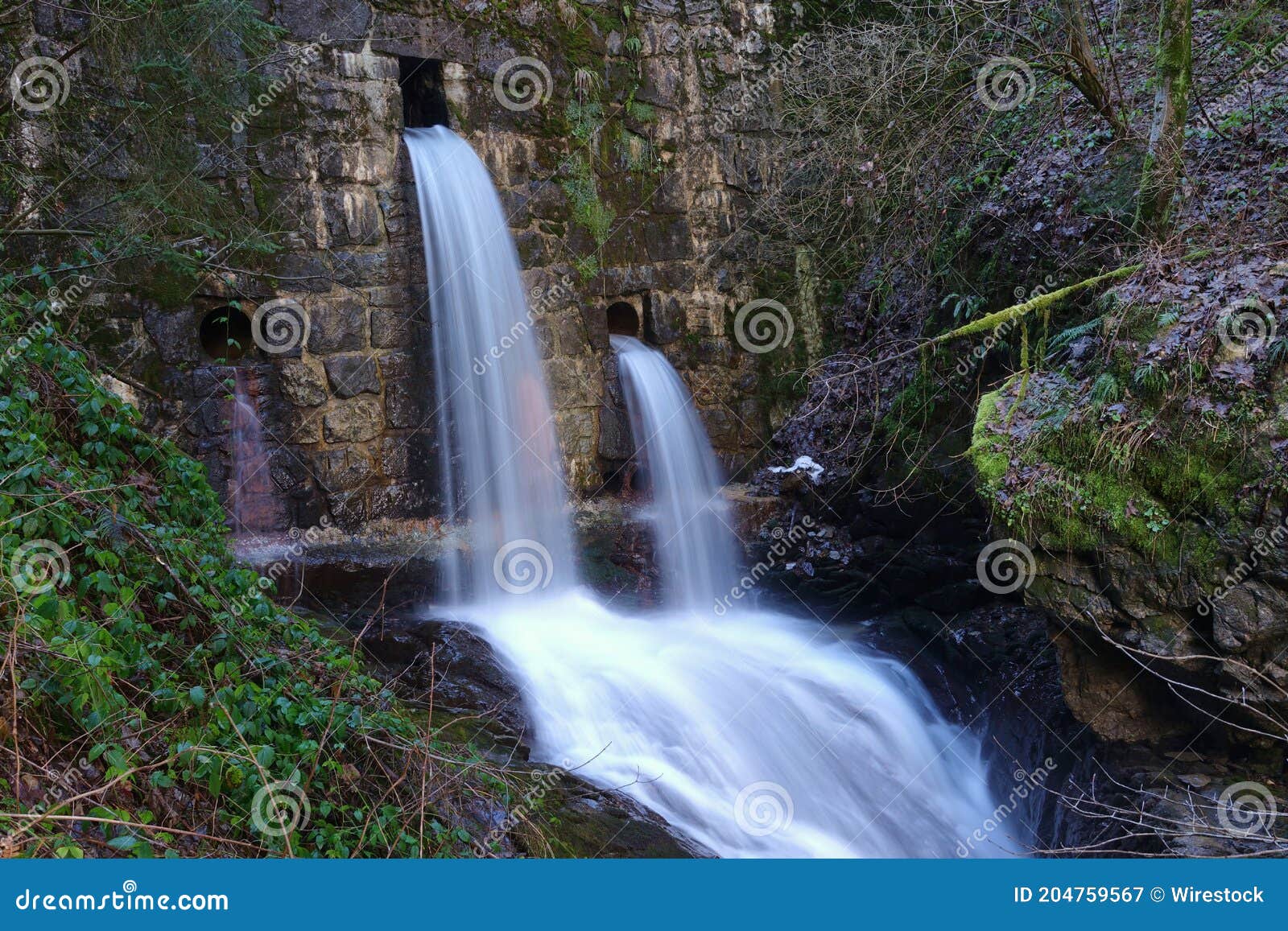 Petite Cascade Sur Les Rochers Couverts De Mousse Image stock - Image ...