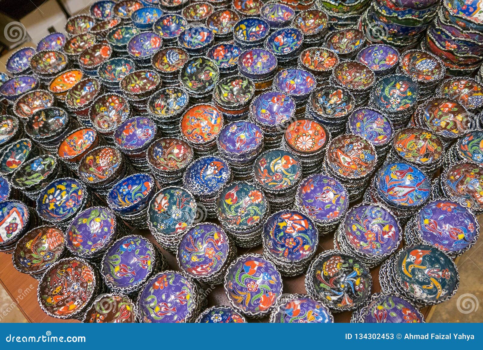 Petite Cuvette Turque Pour Le Souvenir Image stock - Image du marché ...