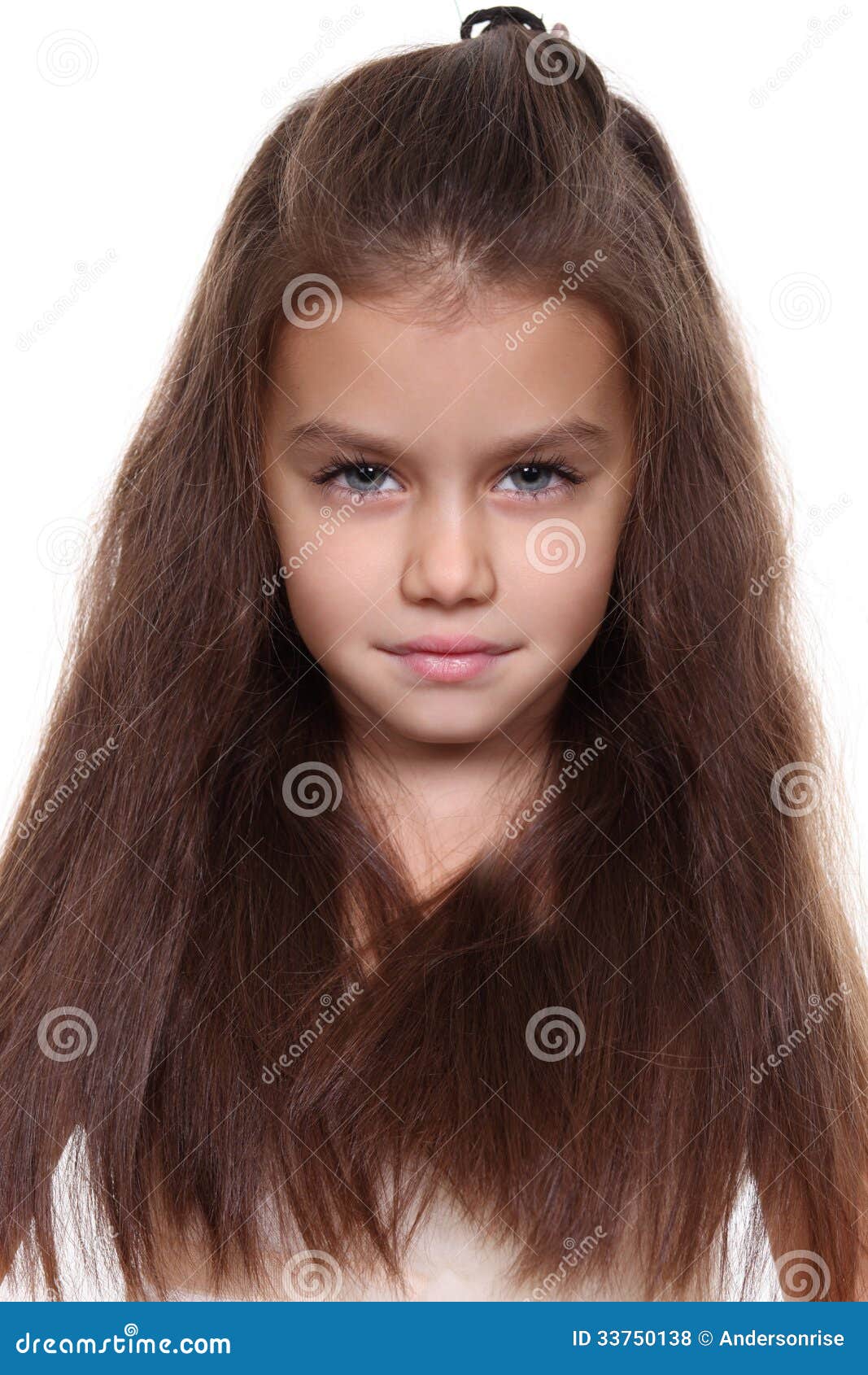 Petite Fille Avec De Beaux Cheveux Photo stock - Image du occasionnel ...