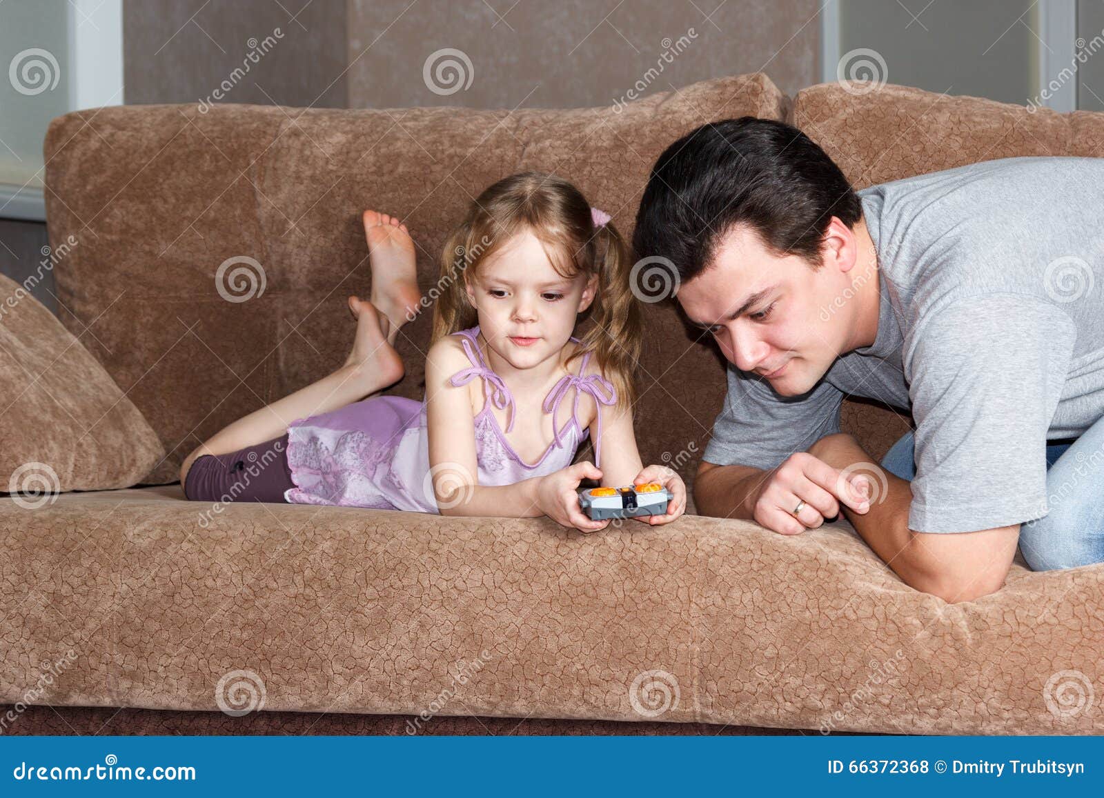 Petite Fille Avec Le Papa Jouant Sur Le Divan Photo stock - Image du ... Petite Fille Avec Le Papa Jouant Sur Le Divan Photo stock - Image du ...