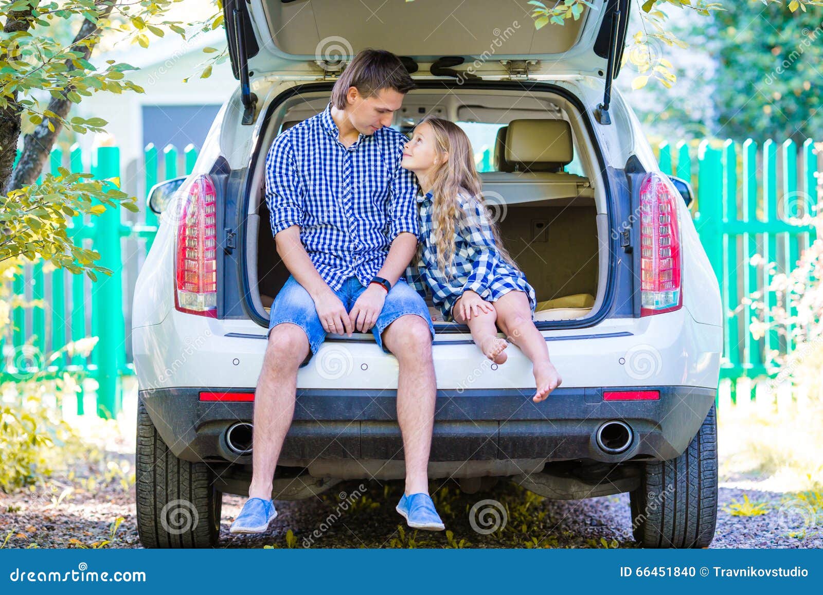 Petite Fille Avec Le Papa S'asseyant Dans Une Voiture Juste Avant ... Petite Fille Avec Le Papa S'asseyant Dans Une Voiture Juste Avant ...