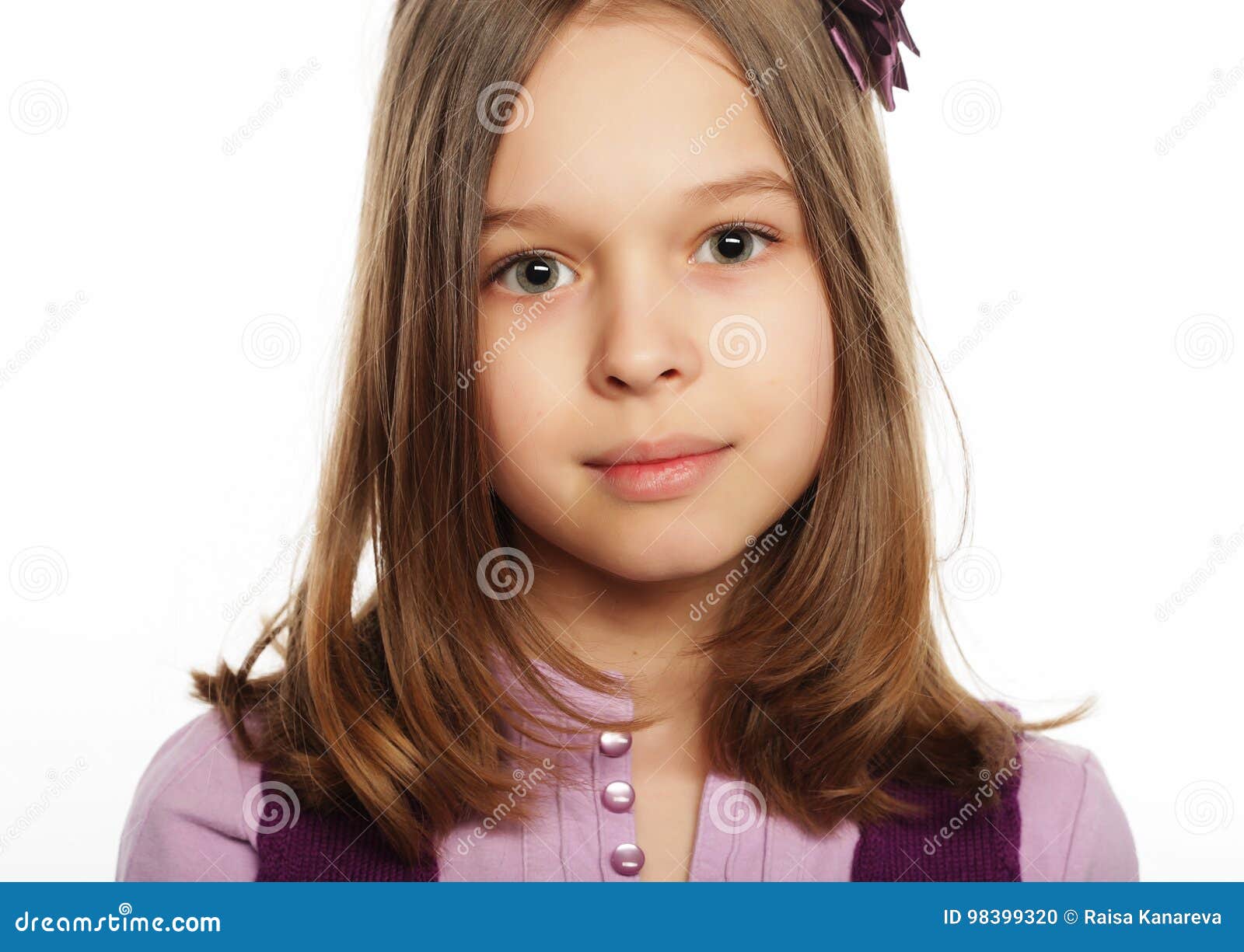 Petite Fille Avec Le Sourire Mignon Photo stock - Image du parentalité ...