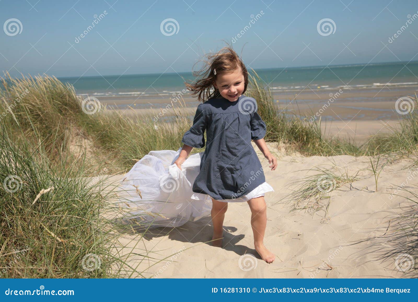Petite fille avec le voile photo stock. Image du vacances - 16281310