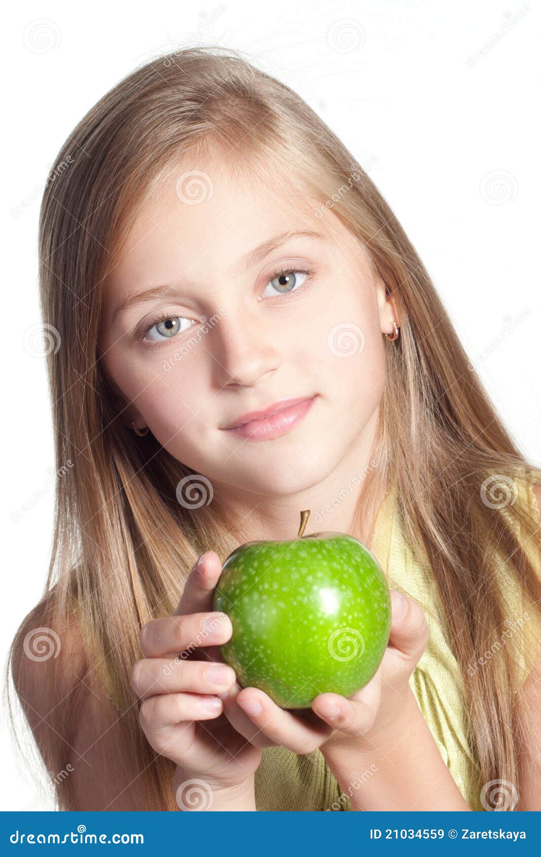Petite Fille Avec Une Pomme Image stock - Image du cheveu, visage: 21034559