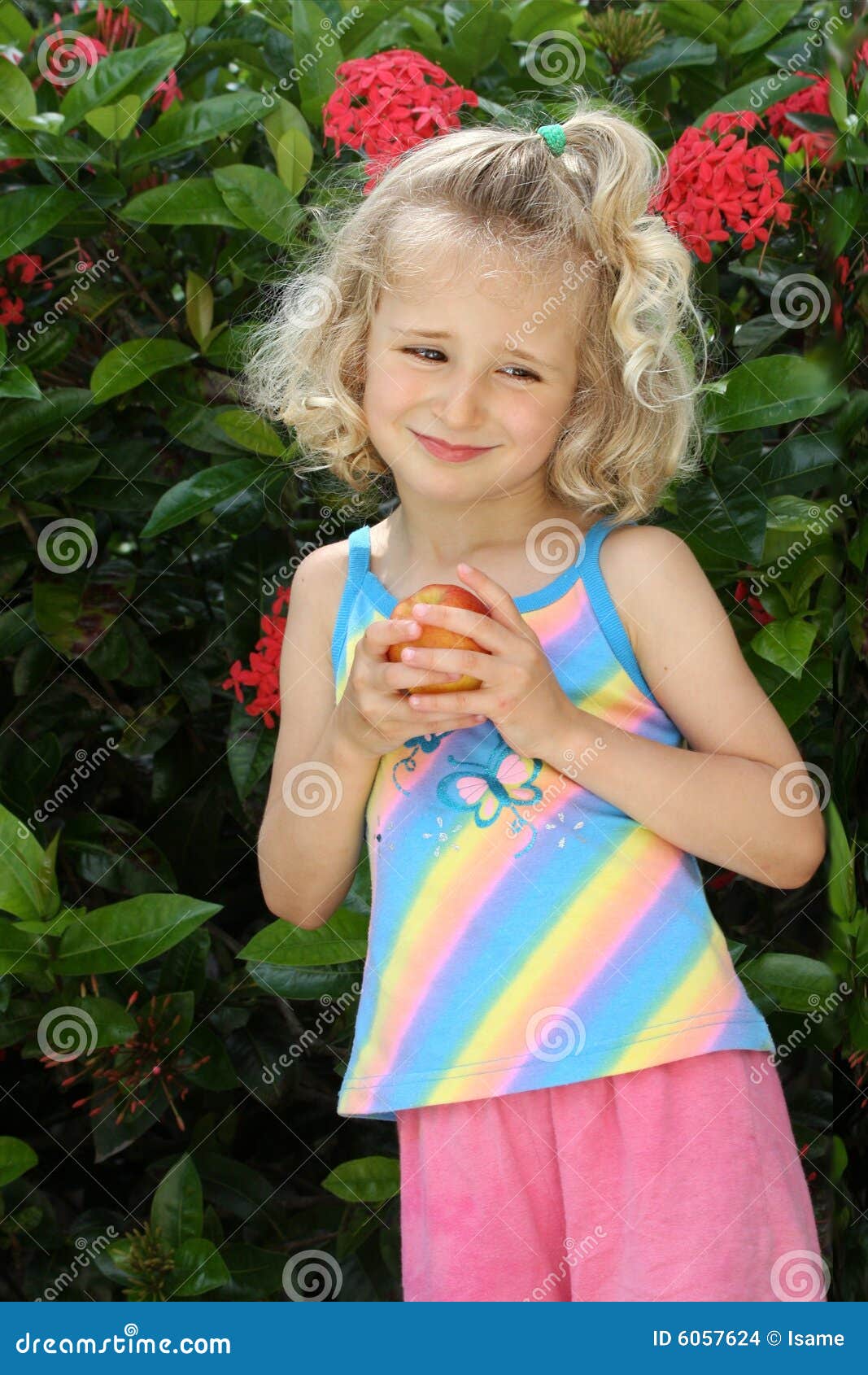 Petite Fille Avec Une Pomme Photo stock - Image du raisin, pomme: 6057624